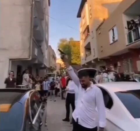 Bursa'da düğün magandaları kamerada, sokak arasında arka arkaya ateş ...