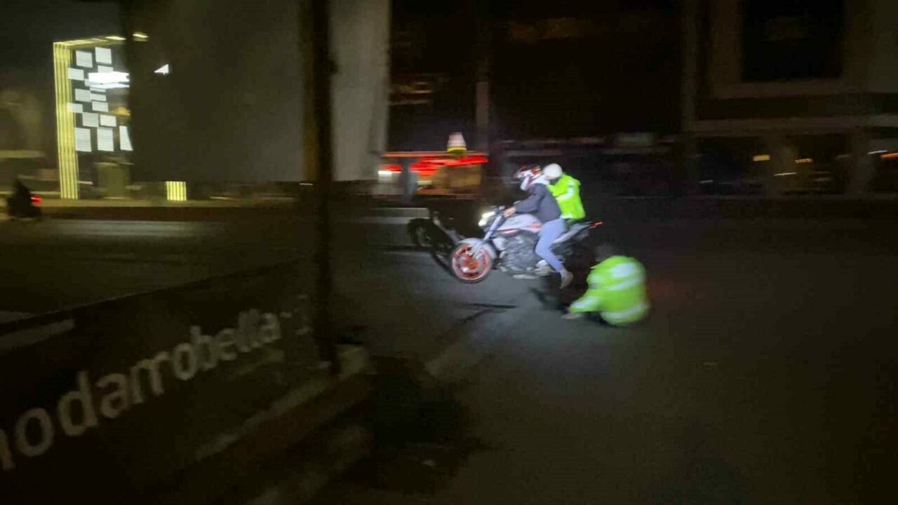 Bursa'da ‘Dur’ ihtarına uymayıp polise çarptı! O anlar kamerada - Olay ...