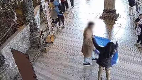 Ayasofya'da bayrak açan iki Yunan turist hakkında karar - Olay Gazetesi ...