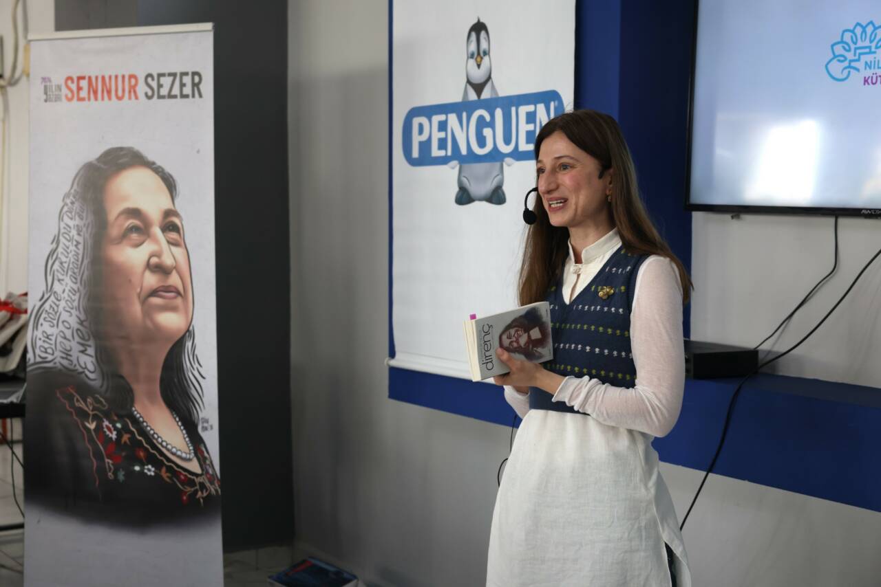 Bursa'da Nezaket Erden, “Sennur Sezer” şiirleri okudu - Olay Gazetesi Bursa