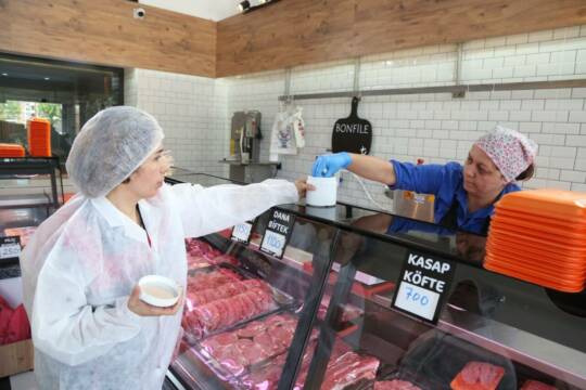 Bursa'da taklit-tağşiş avı! Sucuk, köfte, döner mercek altında - Olay ...